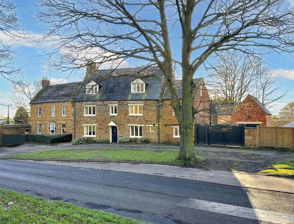 Blenheim Cottage, High Street, Flore 5 bed detached house for sale - £ ...