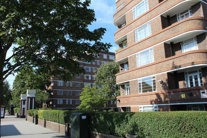 Du Cane Court Balham High Road Balham... Studio - £1,100 pcm (£254 pw)