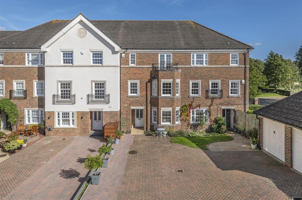 Cleeve Court, Kings Hill, ME19 4LP 4 bed townhouse - £575,000