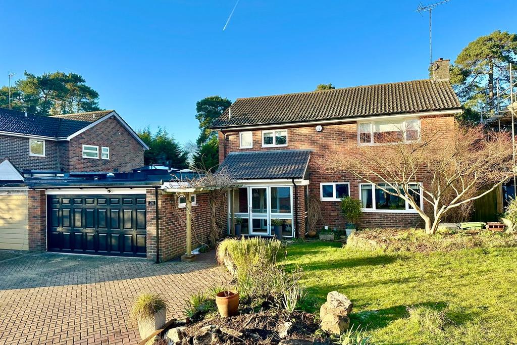 Roundway, CAMBERLEY GU15 4 bed detached house - £700,000