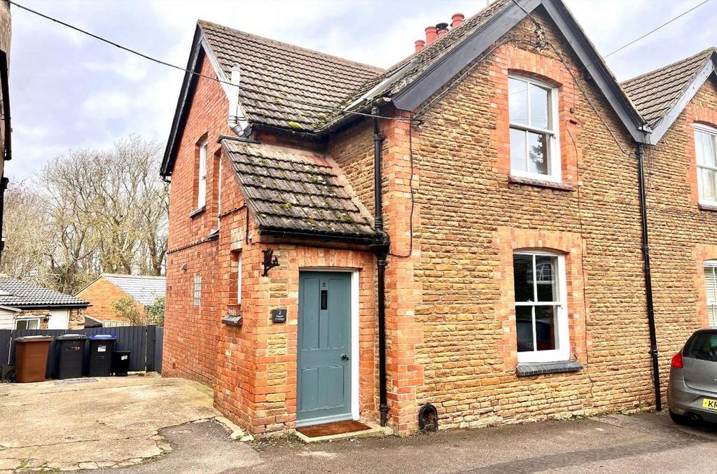 Frog Hall, Brixworth... 4 bed cottage - £1,575 pcm (£363 pw)