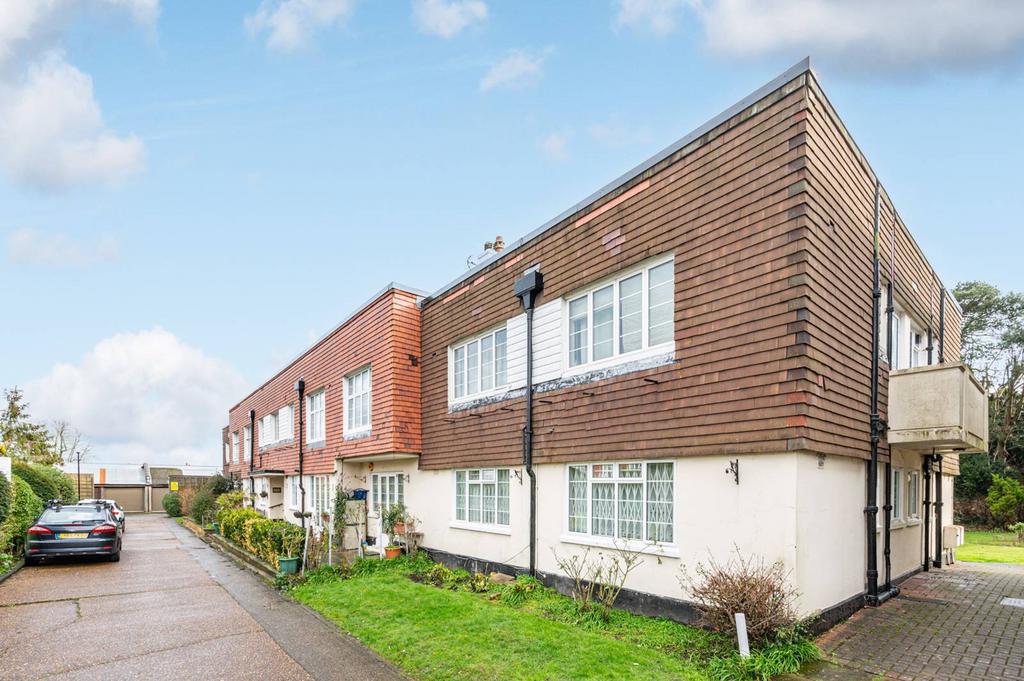 Crown Lane, Streatham, London, SW16 2 bed flat - £2,050 pcm (£473 pw)