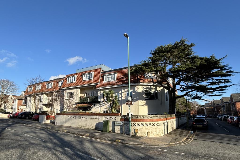 Sea Road, Boscombe BH5 1 bed apartment - £800 pcm (£185 pw)