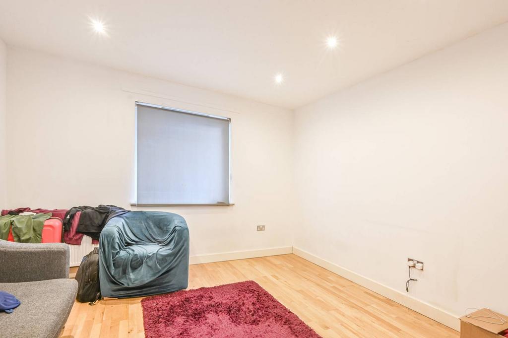 Canning Town, E16, Canning Town... 2 bed flat to rent - £2,800 pcm (£ ...
