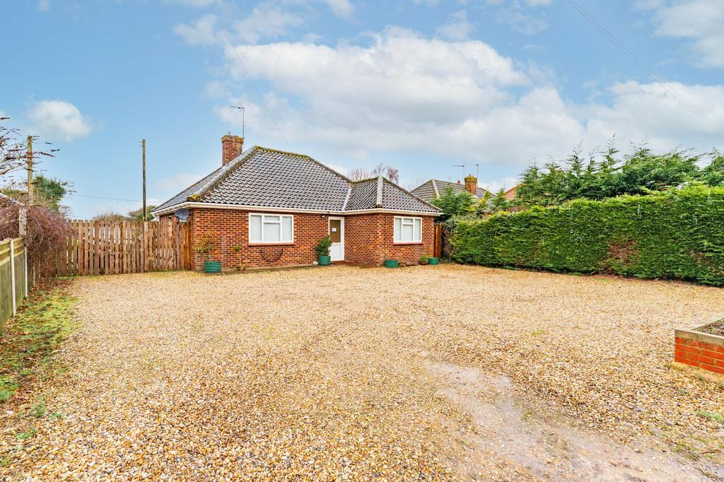 North Walsham Road, Coltishall 3 bed detached bungalow for sale - £500,000
