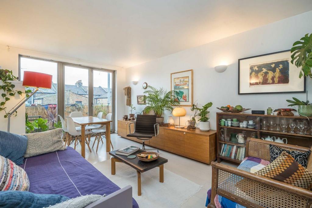 Lower Clapton Road, London E5 2 bed flat - £500,000
