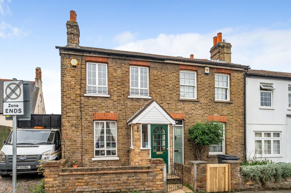 Queens Road Chislehurst BR7 2 bed terraced house - £1,700 pcm (£392 pw)