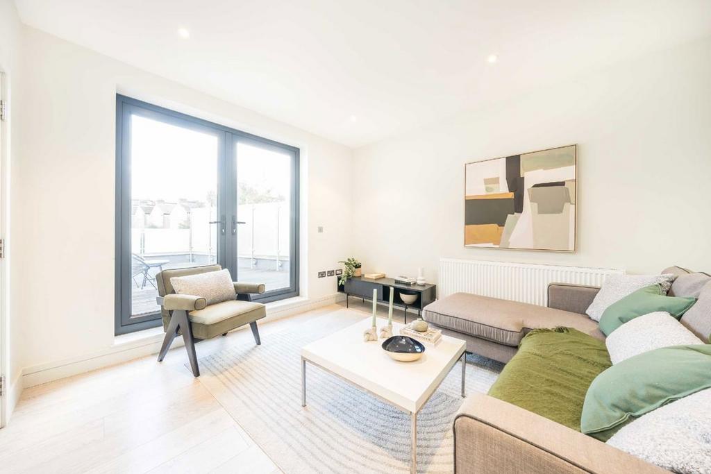 Battersea Rise, London SW11 1 bed flat - £450,000