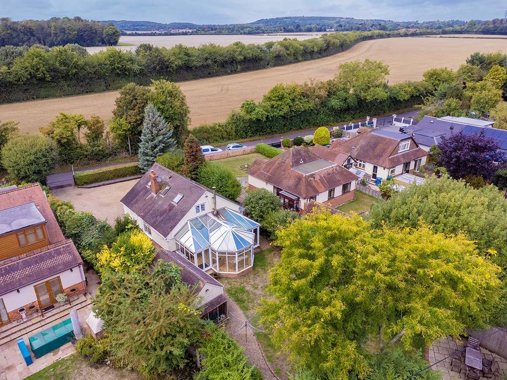 Cherry Garden Lane, Maidenhead SL6 4 bed detached bungalow - £700,000