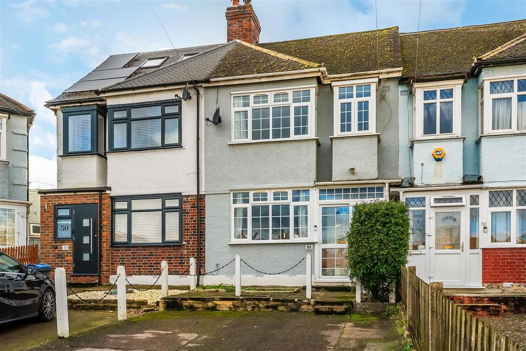 Garth Close, Stonecot Hill, Morden 3 bed house for sale - £495,000
