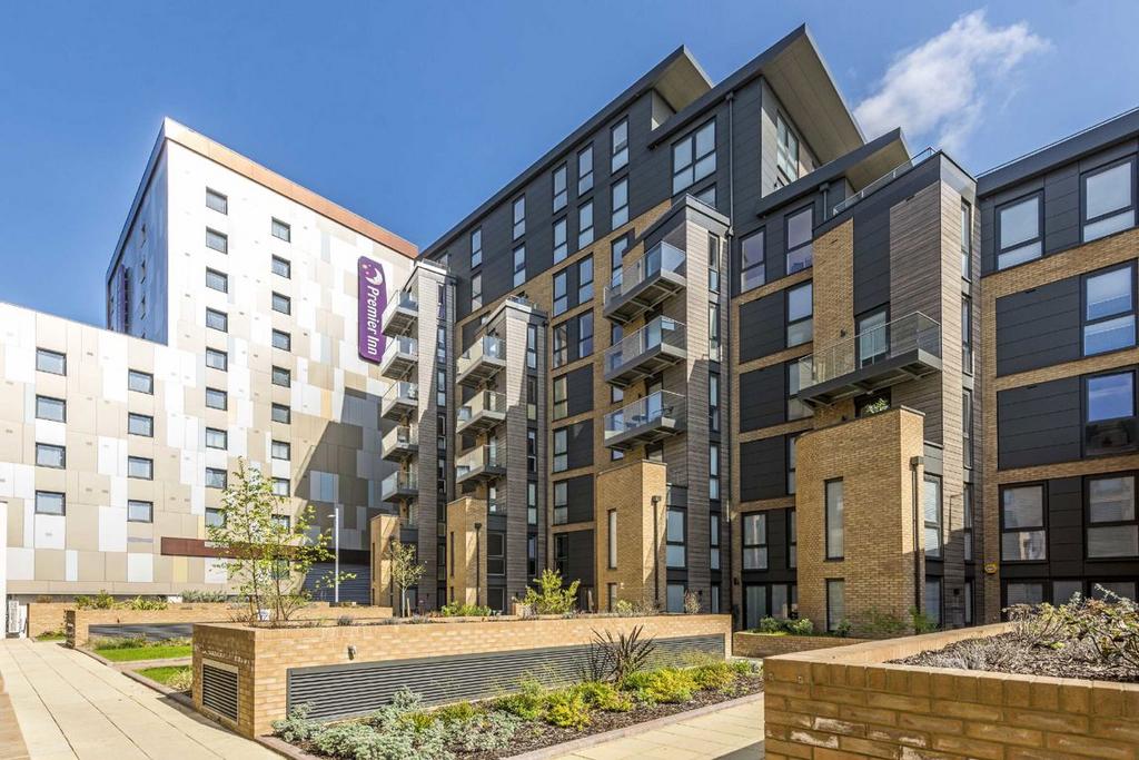 Baltic Avenue, Brentford TW8 3 bed flat - £2,899 pcm (£669 pw)