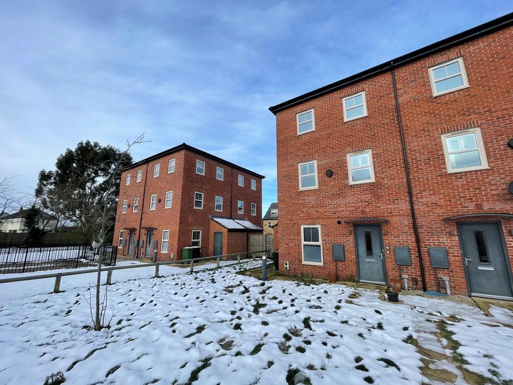 Broughton Drive, Leeds, LS14 1FD 2 bed detached house - £850 pcm (£196 pw)