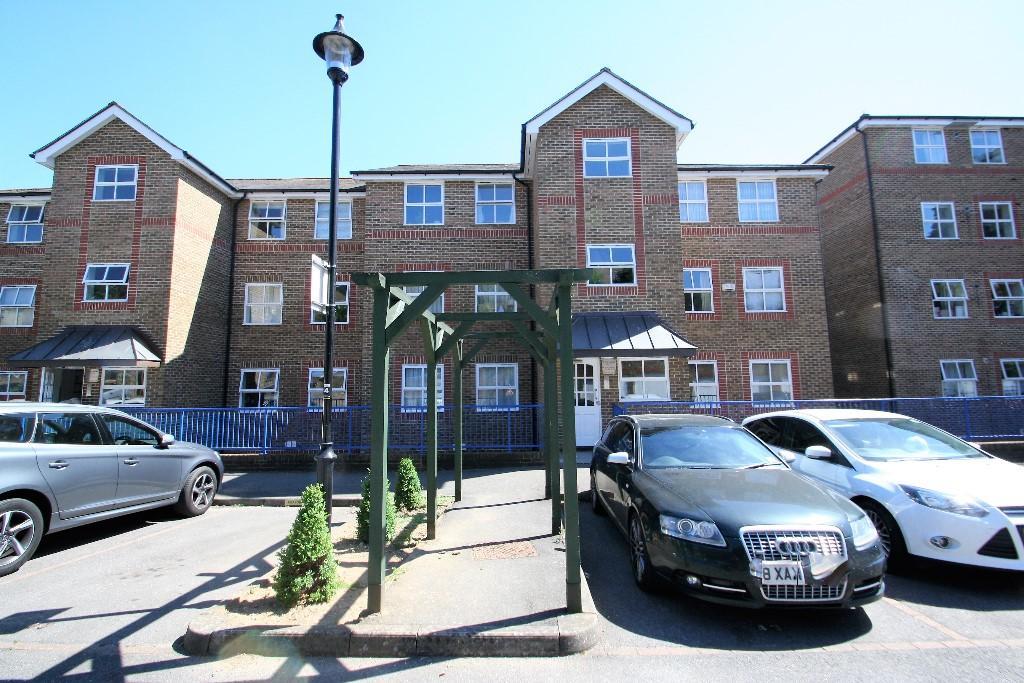 River Bank Close, Maidstone ME15 2 bed flat - £1,250 pcm (£288 pw)