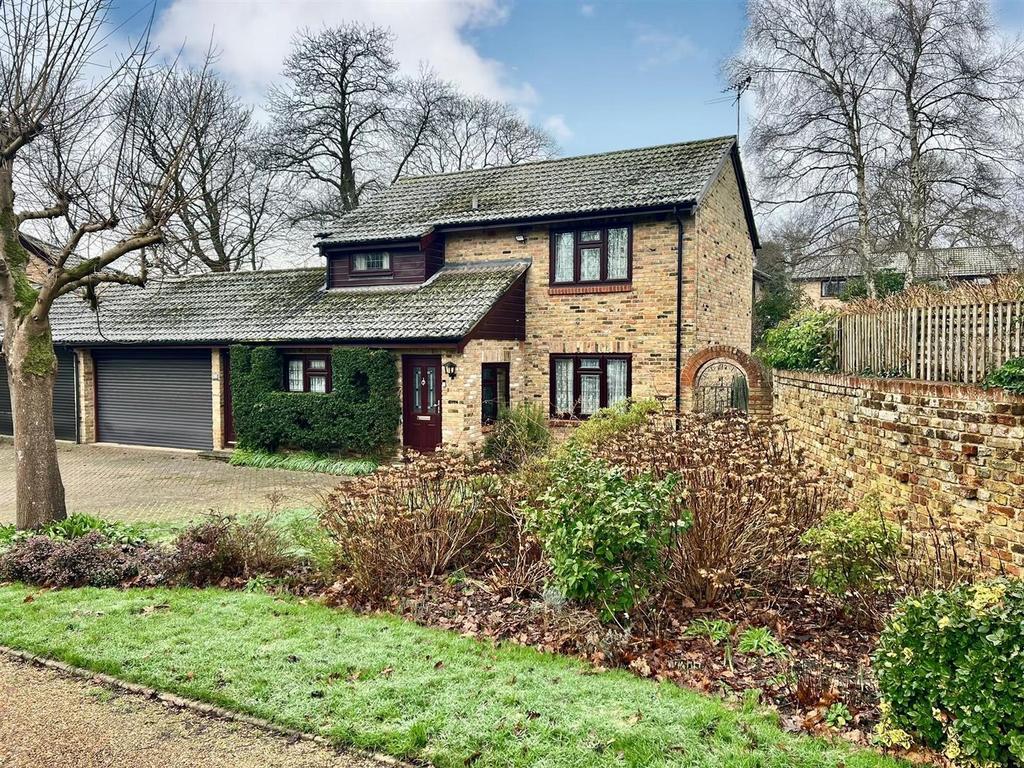 Forest End Road, Sandhurst GU47 4 bed link detached house - £630,000