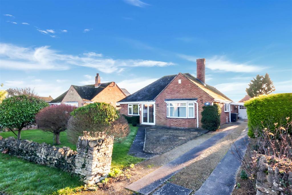 Oak Tree Road, Harvington, Evesham 2 bed detached bungalow for sale - £ ...