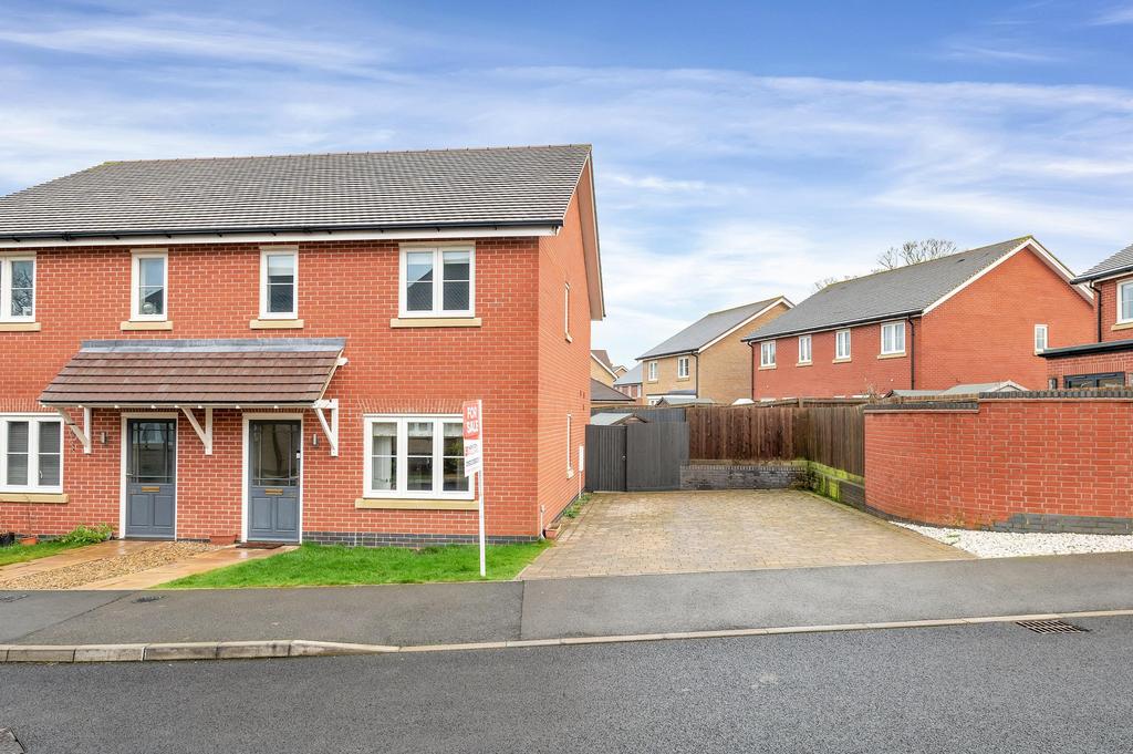 Spinney Hill, Oakham 3 bed semi-detached house for sale - £200,000