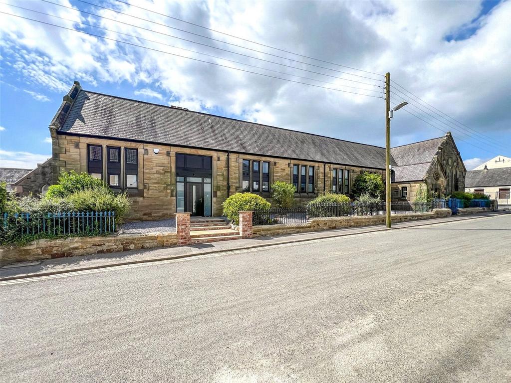 Oakwood Court, Crook, DL15 4 bed terraced house to rent - £1,400 pcm (£ ...