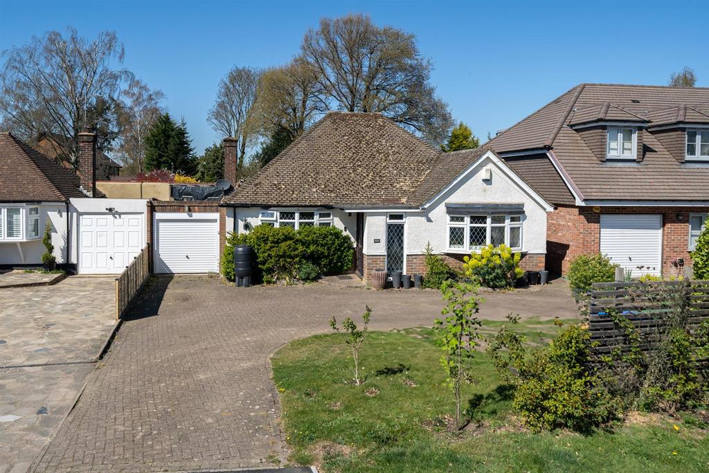 Green Lane, Bovingdon, Hertfordshire... 2 bed bungalow for sale - £775,000