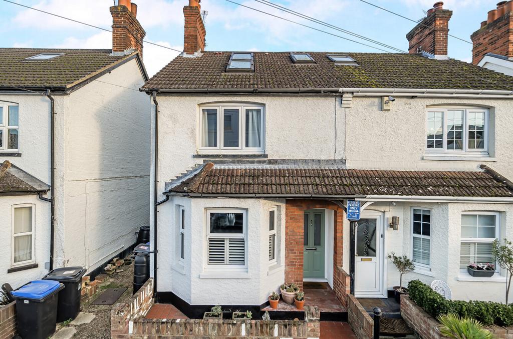 Hipley Street, Woking GU22 3 bed semi-detached house for sale - £525,000