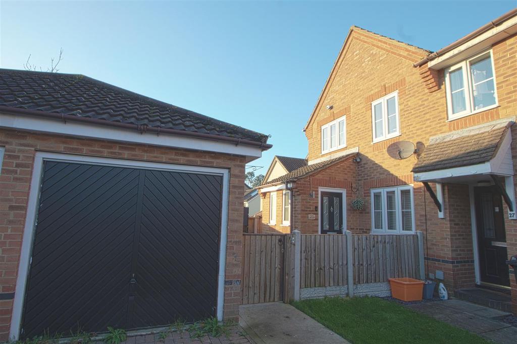 Wraysbury Drive, Basildon SS15 3 bed semi-detached house - £425,000