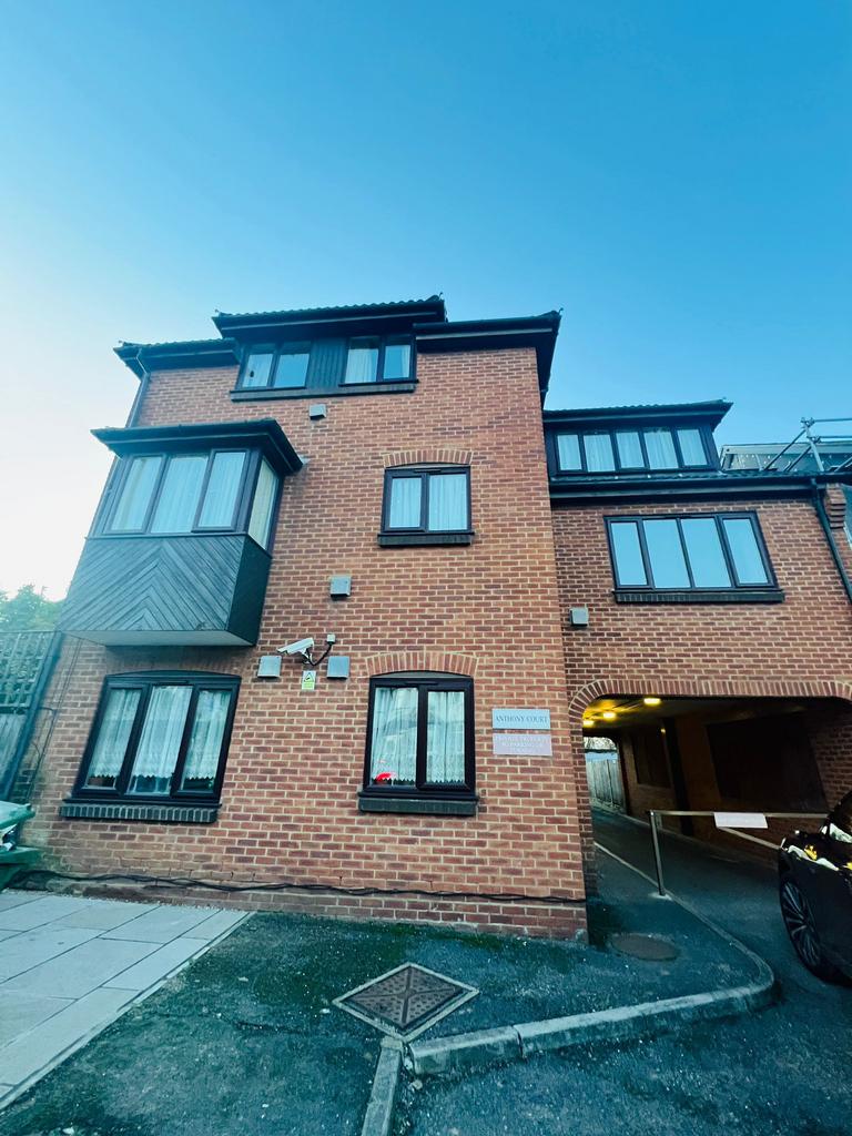 Anthony Court, Harrow HA1 3 bed flat - £2,000 pcm (£462 pw)