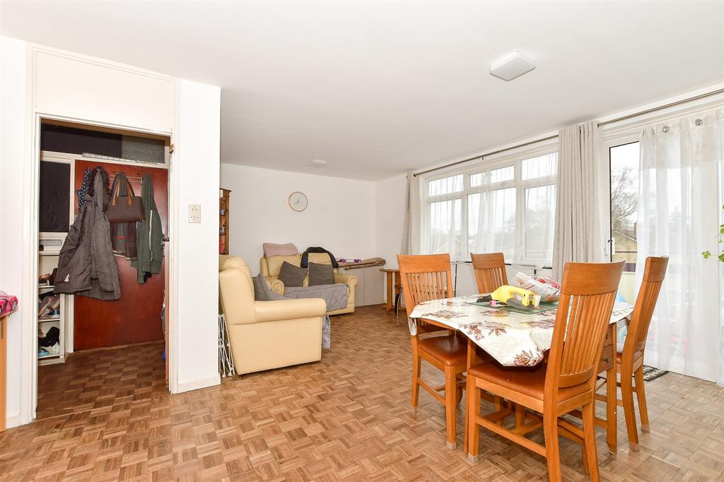 Ifield Drive, Ifield, Crawley, West... 2 bed flat - £210,000