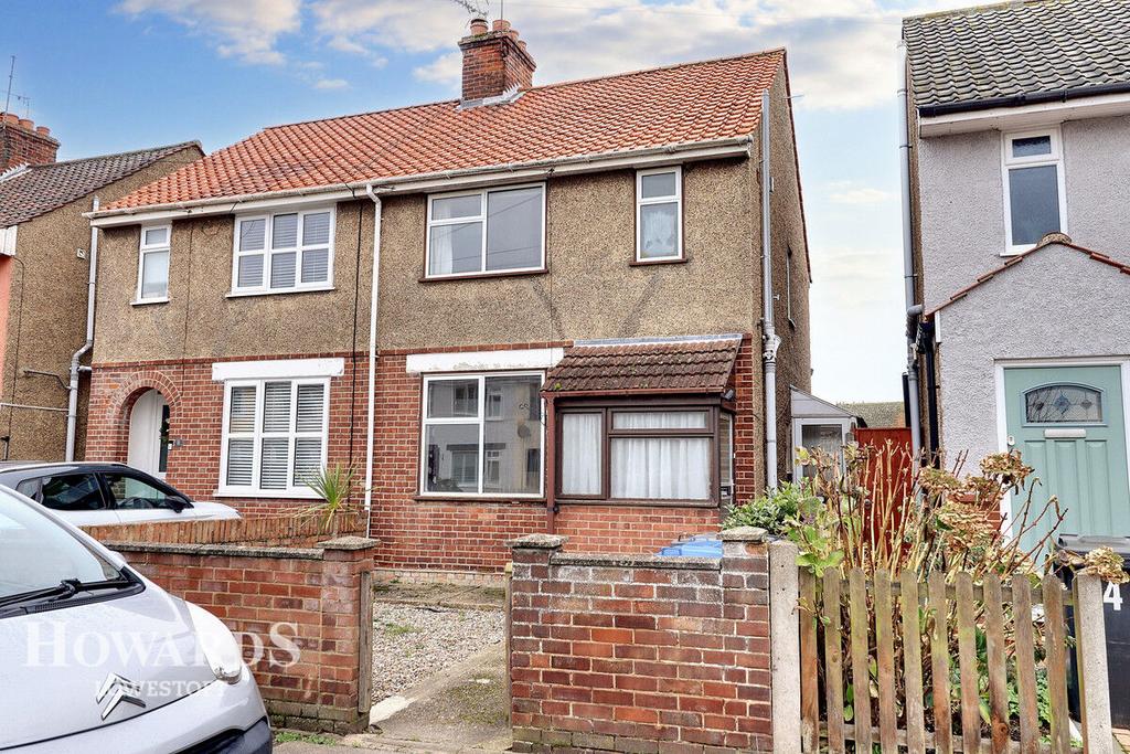 Enstone Road, Lowestoft 3 bed semi-detached house - £170,000