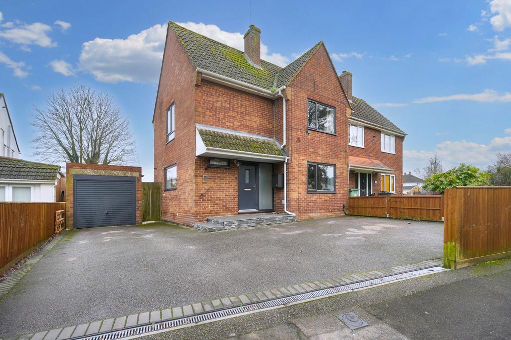 Sutton Road, Maidstone, ME15 3 bed semi-detached house - £375,000