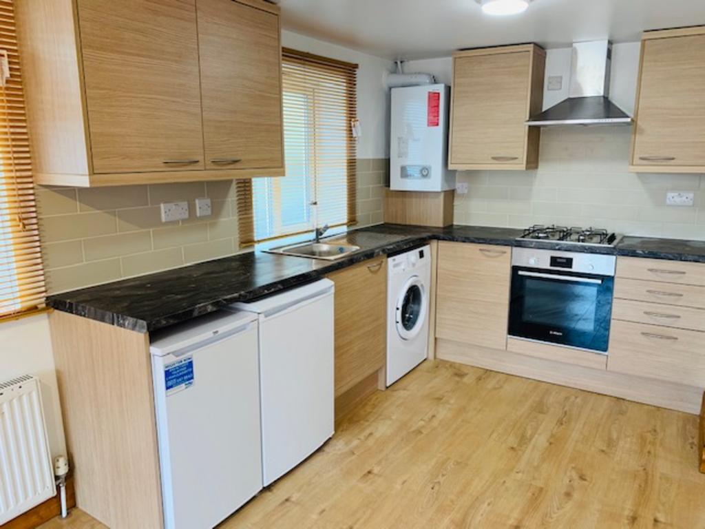 Wallington SM6 2 bed flat - £1,550 pcm (£358 pw)
