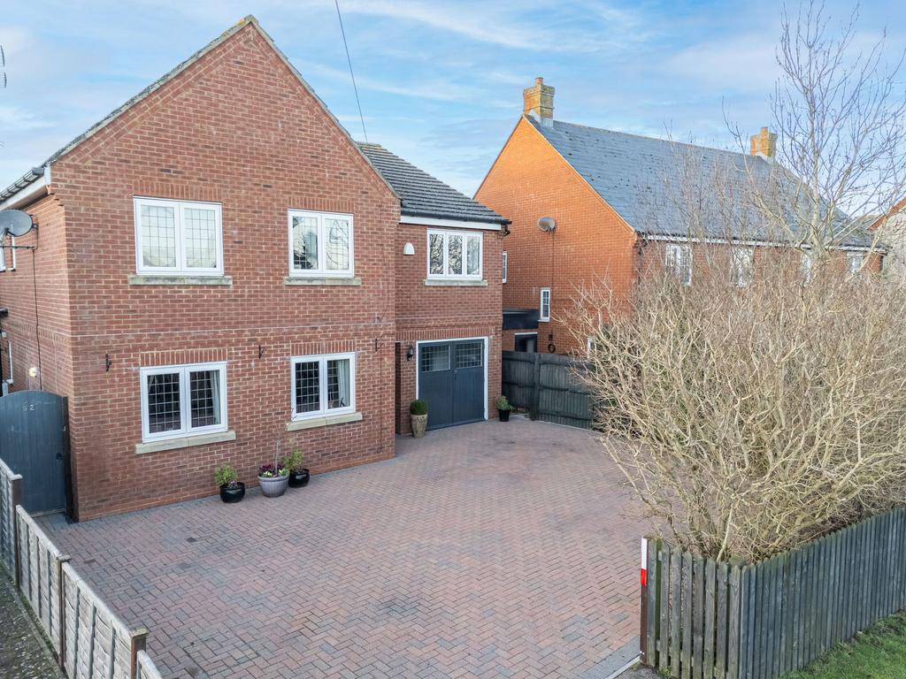 Northampton Road, Kettering NN14 4 bed detached house - £600,000