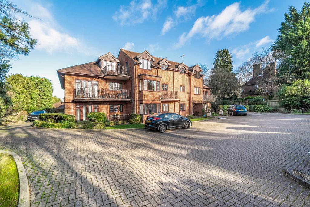 Carew Road, Northwood, Middlesex 2 bed apartment for sale - £499,995