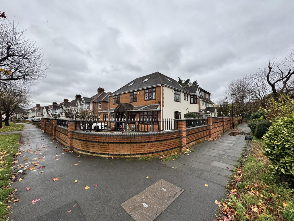 Spring Grove Road, Isleworth, TW7 6 bed detached house - £1,200,000