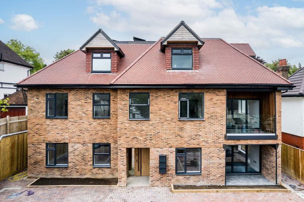 10 Smitham Downs Road, Purley, CR8 1 bed apartment - £1,500 pcm (£346 pw)