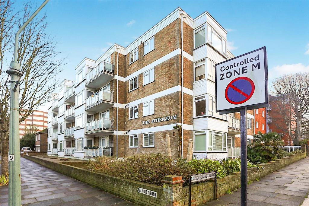 Athenaeum Court, Salisbury Road, Hove... 2 bed flat - £1,395 pcm (£322 pw)