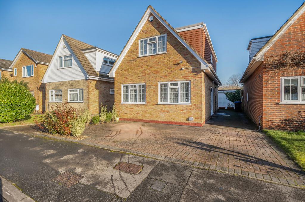 Chequer Tree Close, Woking GU21 2 bed detached house - £500,000