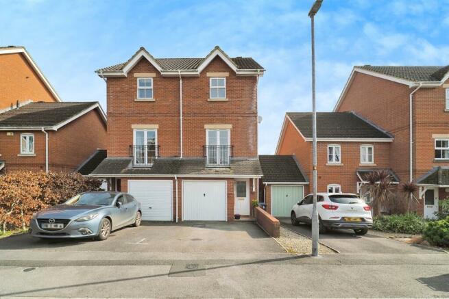 Jubilee Close, Salisbury SP2 3 bed townhouse for sale - £329,950