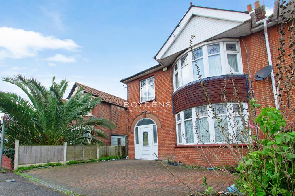 Wellesley Road, Clacton-on-Sea CO15 3 bed terraced house - £1,300 pcm ...