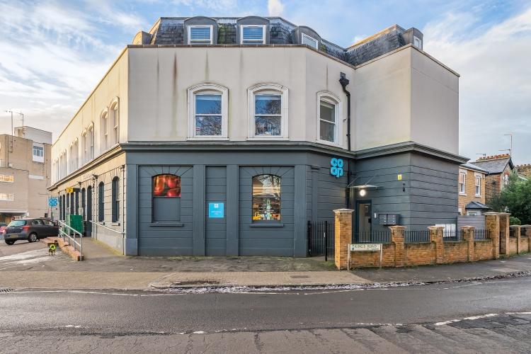 Kings Road, KT2 2 bed flat - £1,900 pcm (£438 pw)