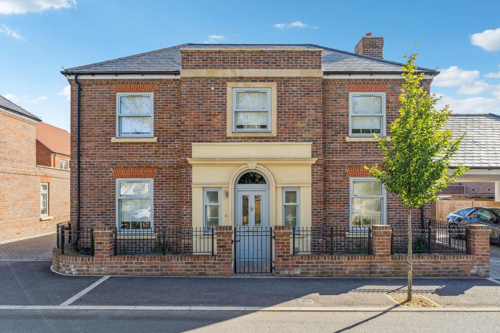 Minerva Way, Beaconsfield, HP9 2BH 3 bed detached house - £975,000