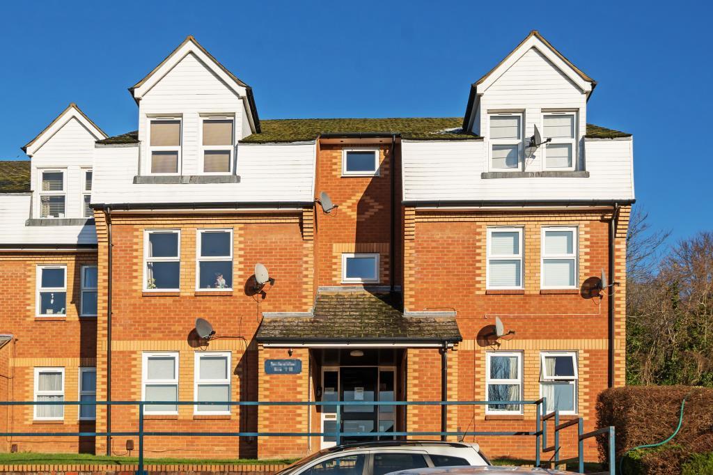 High Wycombe, Buckinghamshire, HP12 2 bed flat for sale - £210,000