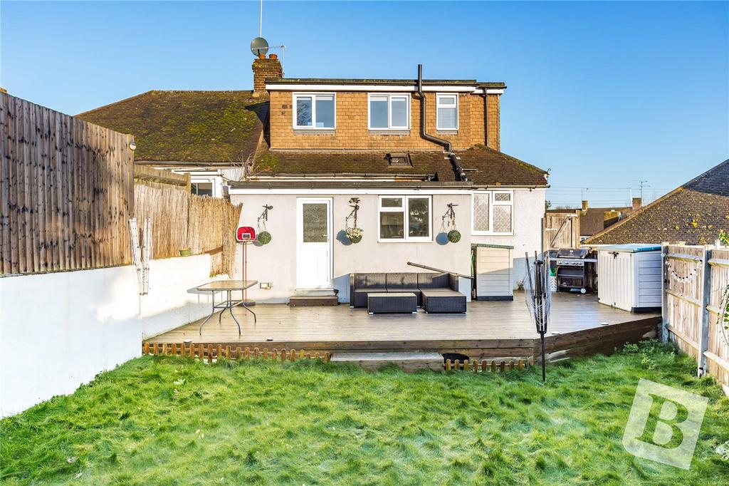 Thomas Drive, Gravesend, Kent, DA12 3 bed semi-detached house - £375,000