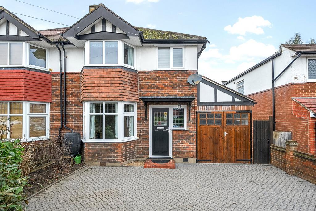 Chiltern Drive, Surbiton, KT5 3 bed semi-detached house to rent - £ ...
