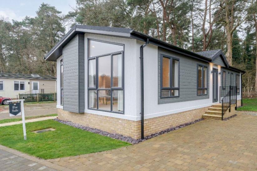 19 Bunny Wood Drive, Great Hockham IP24 2 bed park home - £240,000