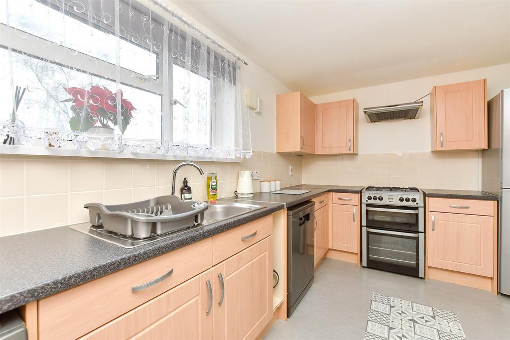 Selsey Road, Crawley, West Sussex 2 bed flat for sale - £195,000