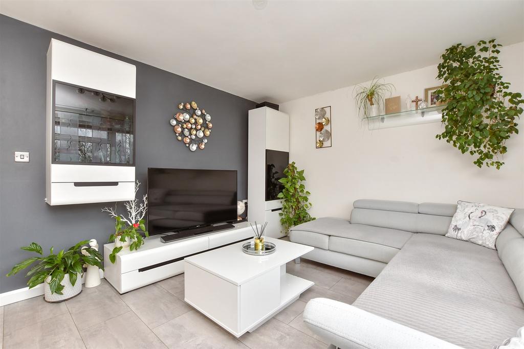 Selsey Court, Crawley RH11 2 bed flat - £128,500