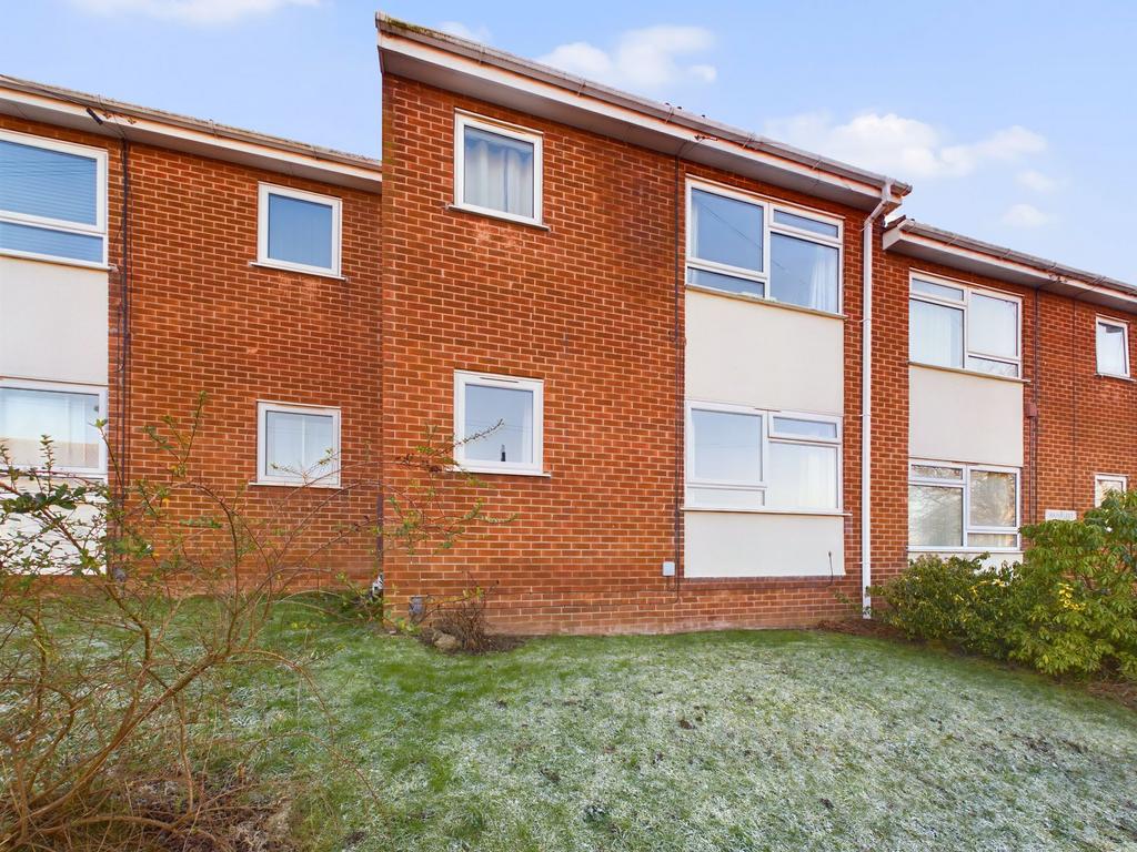 Calverton Road, Nottingham NG5 2 bed ground floor maisonette - £100,000
