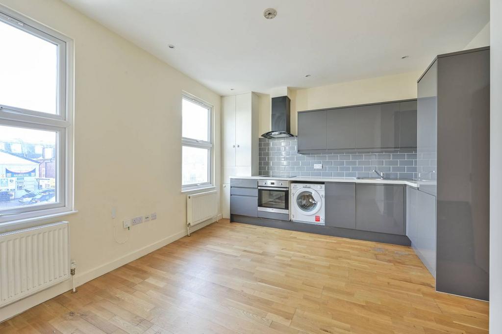 Haydons Road, Wimbledon, London, SW19 2 bed flat - £1,800 pcm (£415 pw)
