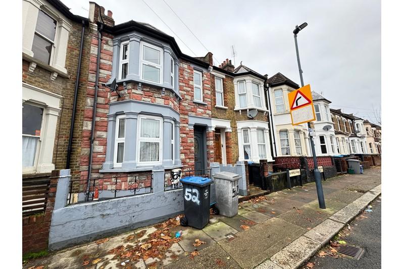 Glynfield Road, Harlesden NW10 4 bed terraced house - £2,995 pcm (£691 pw)