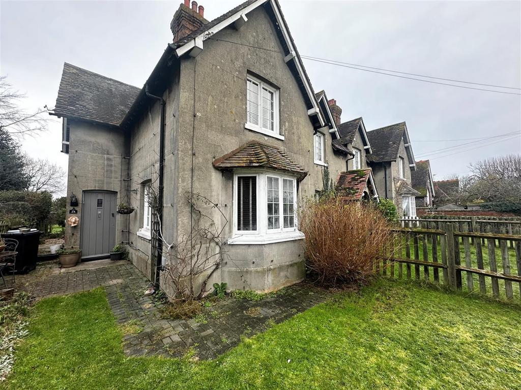 The Street, Cobham 2 bed end of terrace house - £1,600 pcm (£369 pw)