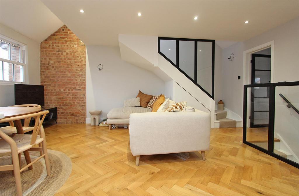 High Road, Chipstead, Coulsdon 2 bed maisonette - £1,700 pcm (£392 pw)
